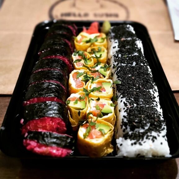 Perfecto para disfrutar con amigos o familia, HELLO SUSHI es la mejor ...